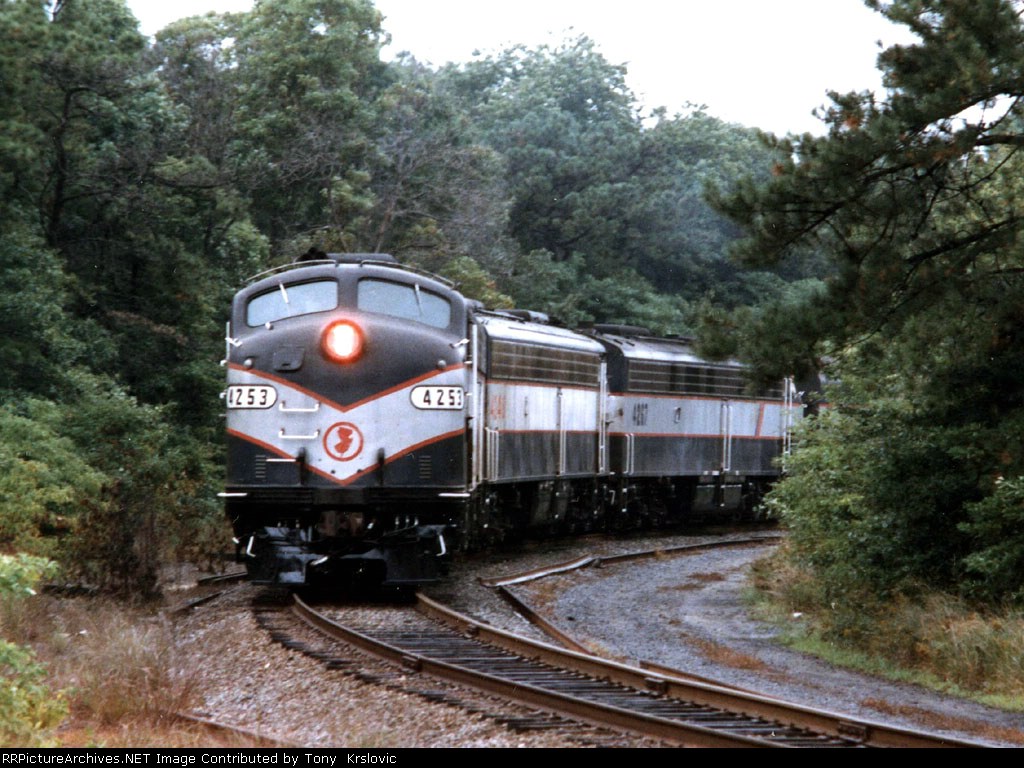 NJT 4253 Taking a tight curve